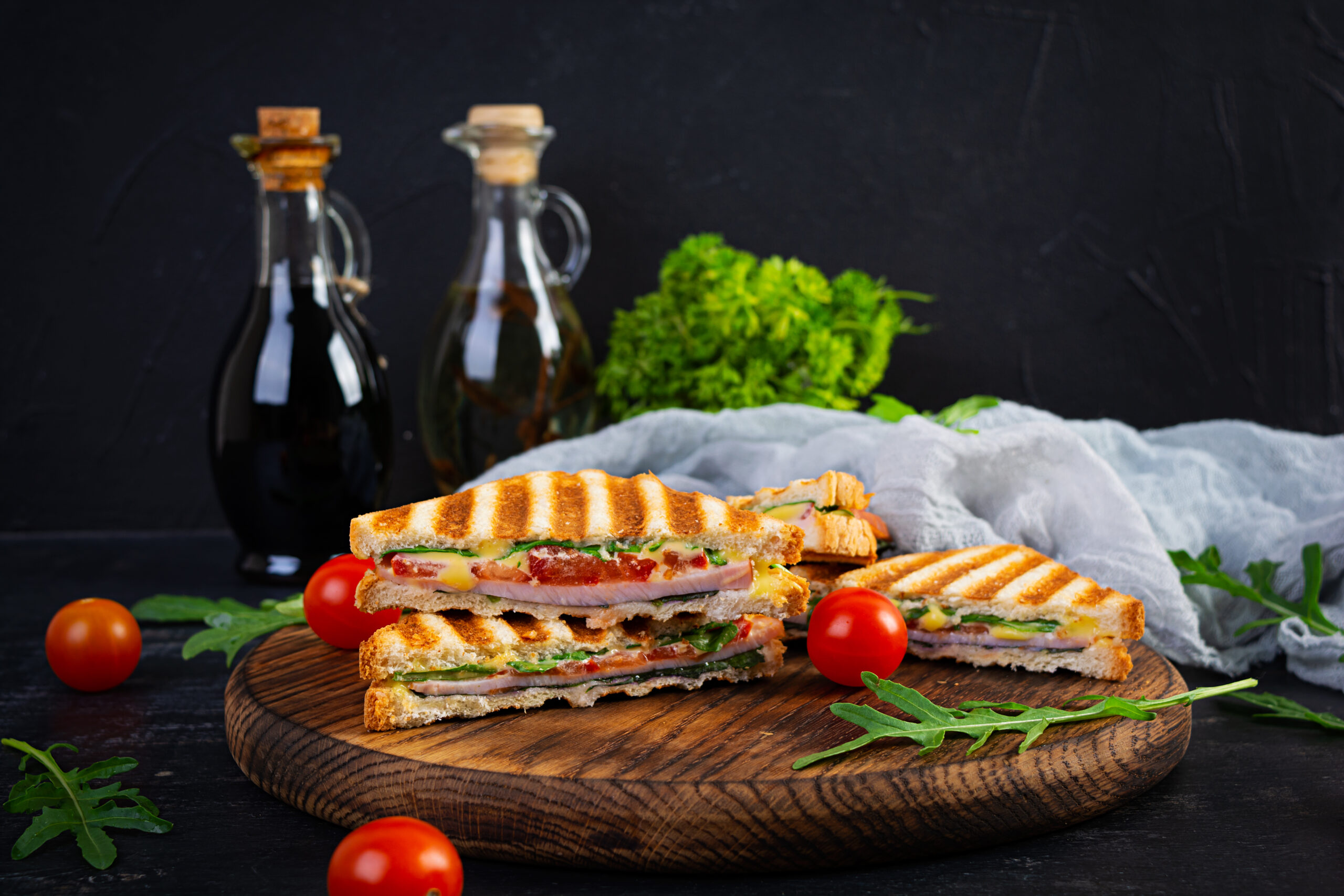 Sandwich cu sunca, legume si cascaval - ApetEat
